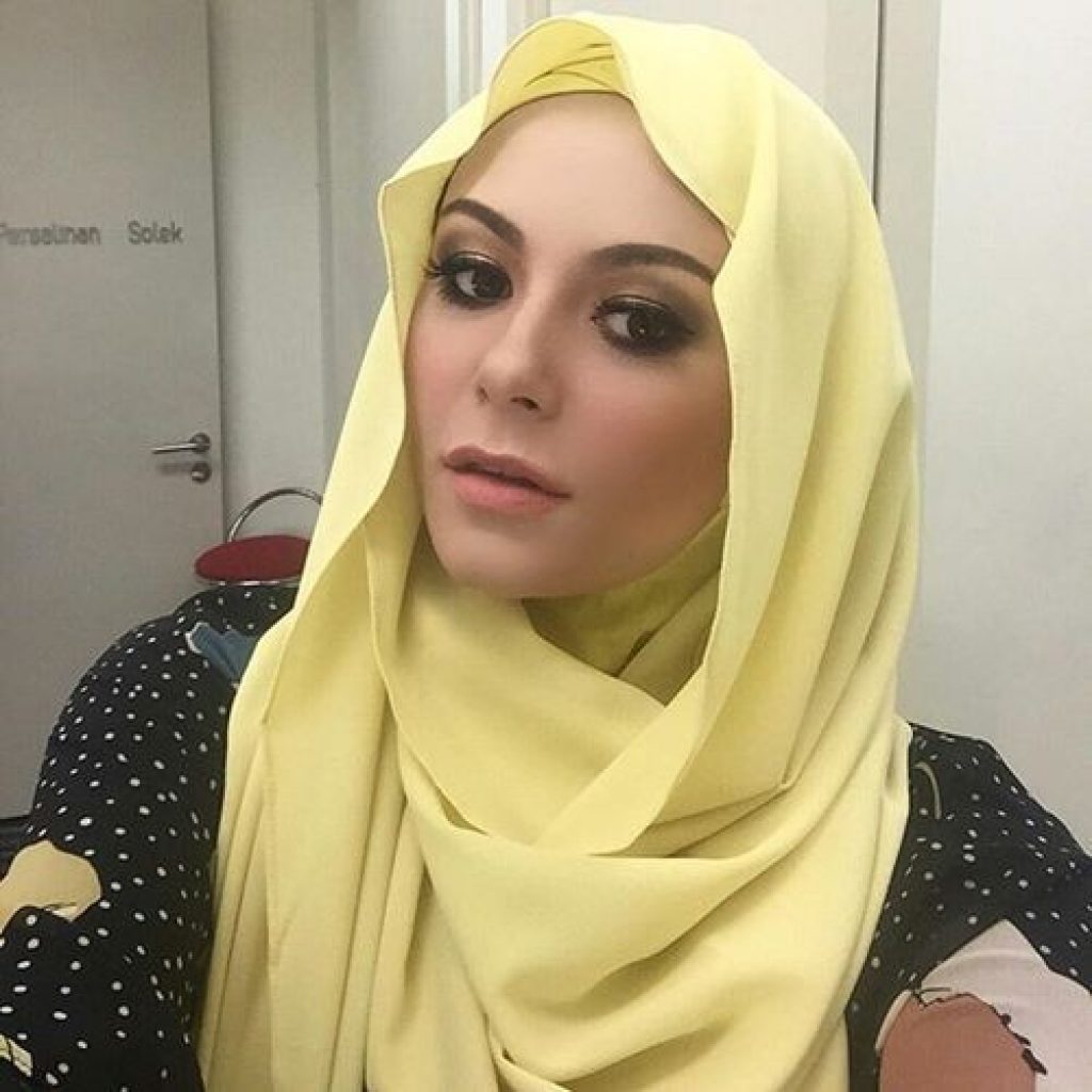 Biodata Sarah Hildebrand, Ikon Fesyen Berwajah Kacukan | Azhan.co
