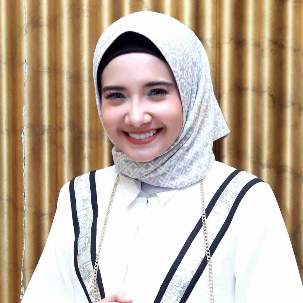 Biodata Zaskia Sungkar, Aktres Cantik Milik Irwansyah - Azhan.co Biodata Zaskia Sungkar, Aktres Cantik Milik Irwansyah - Azhan.co
