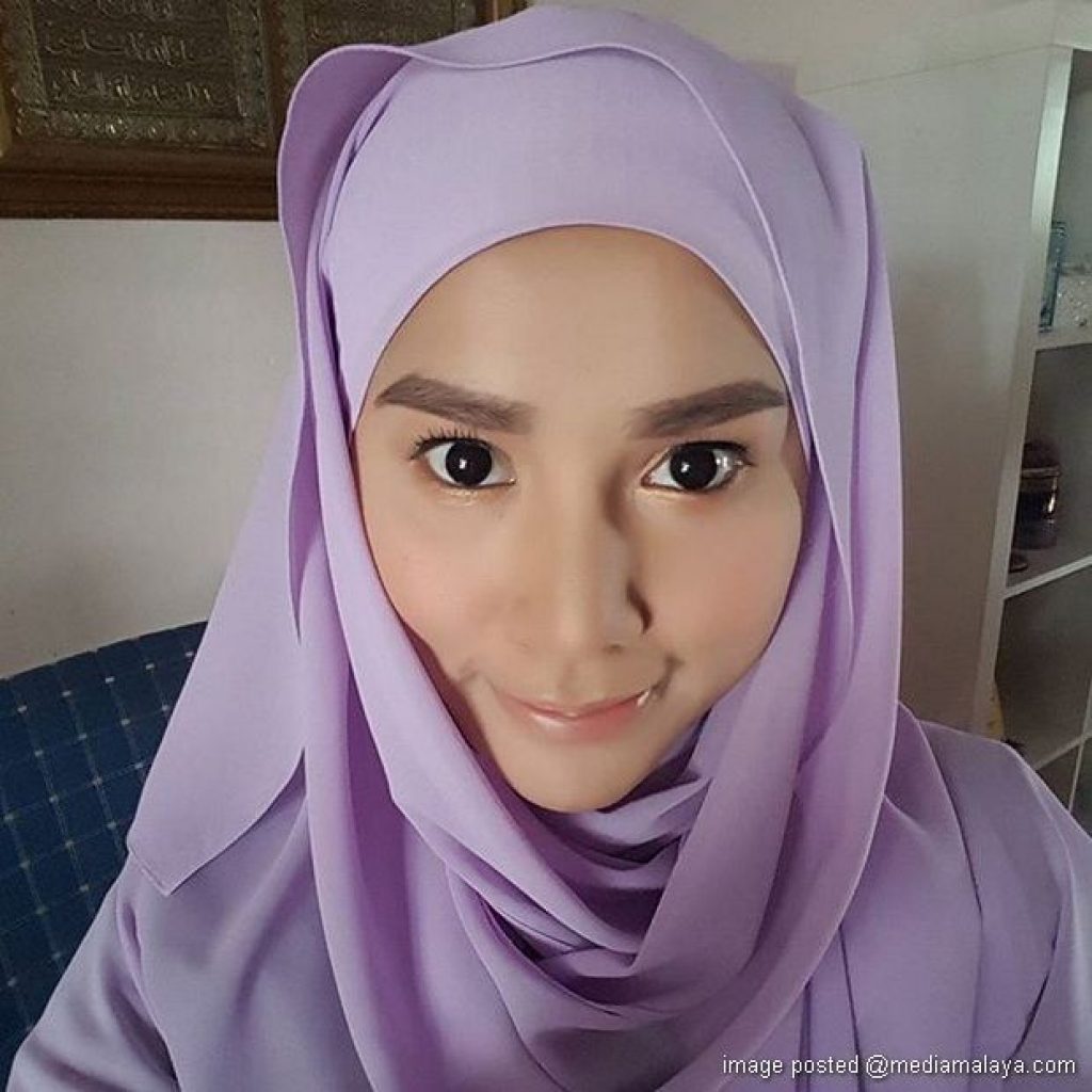 Biodata Elly Mazlein, Kak Lina Pom Pom Meletop | Azhan.co