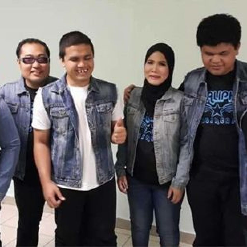 Biodata Azmi Saat, Vokalis Caliph Buskers | Azhan.co