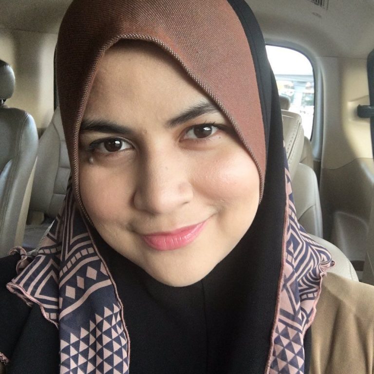 Biodata Ana Raffali, Artis Dengan Trademark Berbaju Kurung | Azhan.co