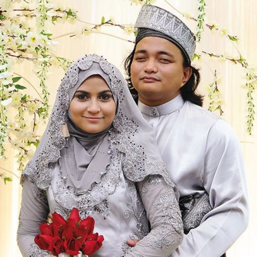 Biodata Ana Raffali, Artis Dengan Trademark Berbaju Kurung | Azhan.co