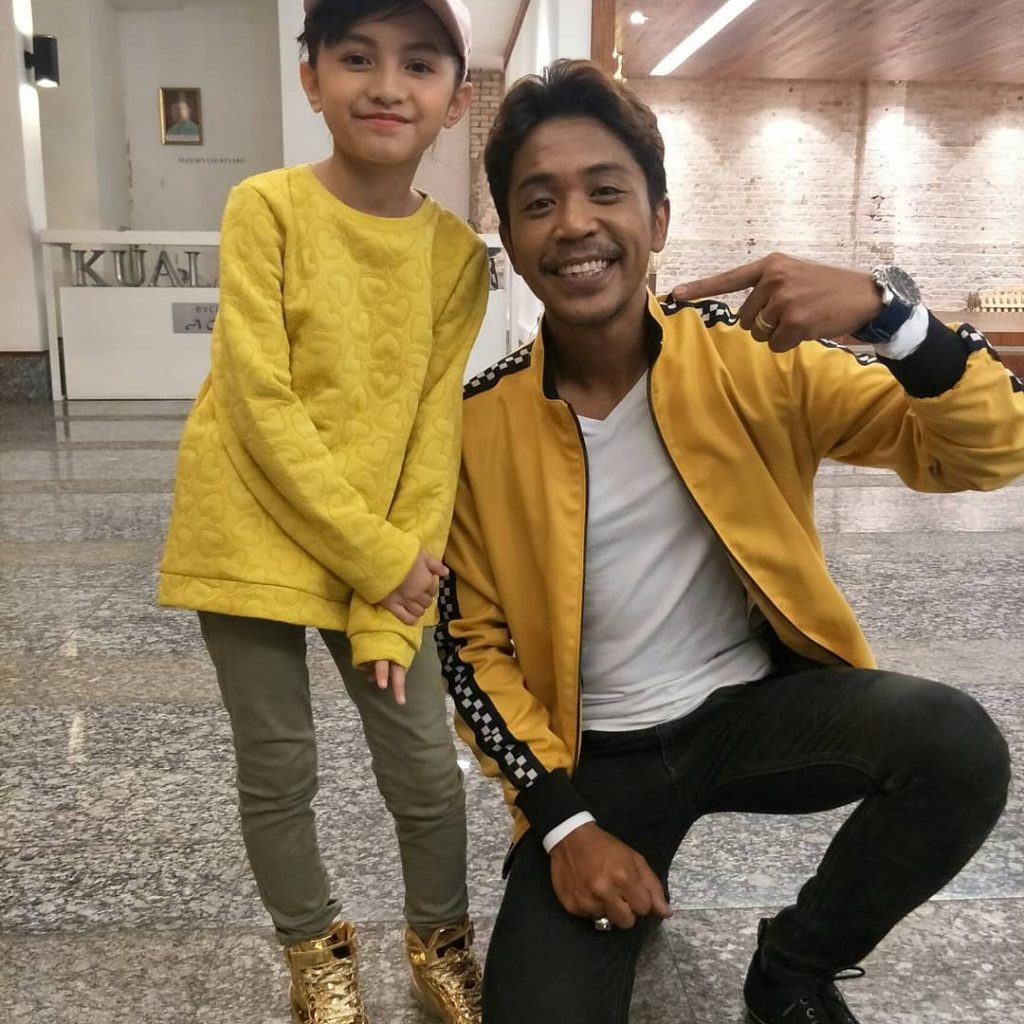 Biodata Alyssa Dezek, Selebriti Cilik Pemain Ukulele - Azhan.co